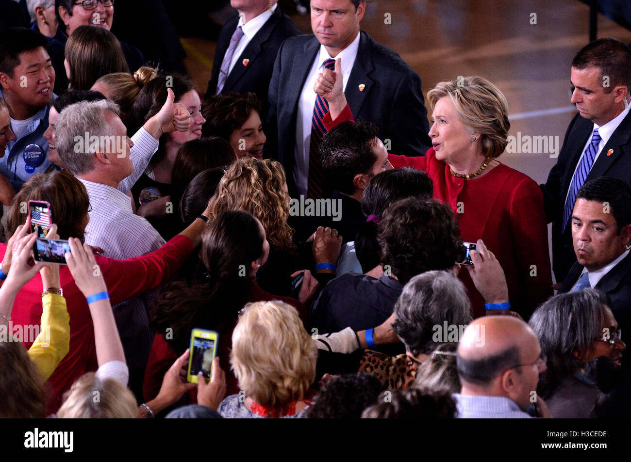 Hillary clinton meeting voters campaign hi-res stock photography and ...