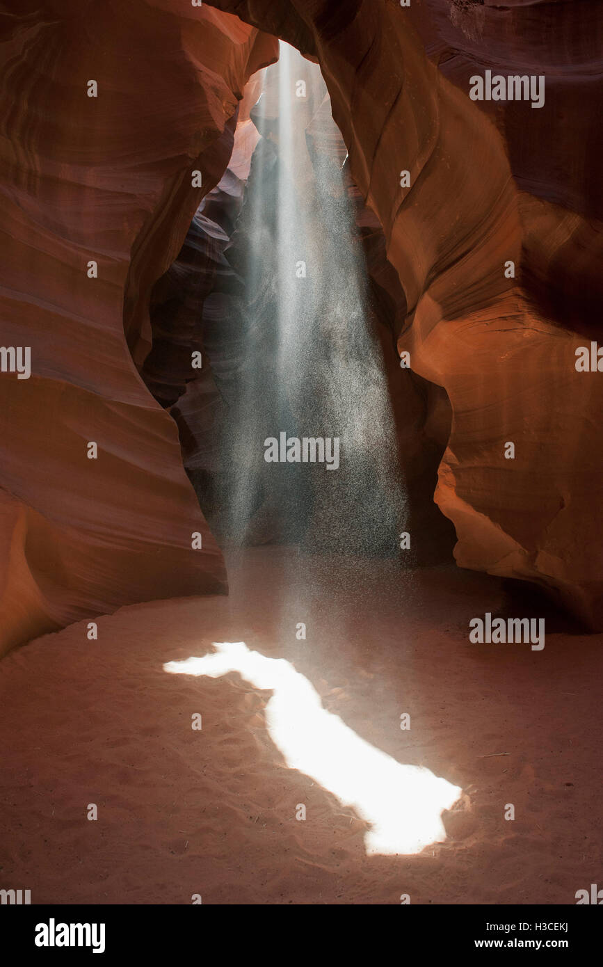 Beam of sunlight shining into Antelope Canyon, Arizona, USA Stock Photo ...