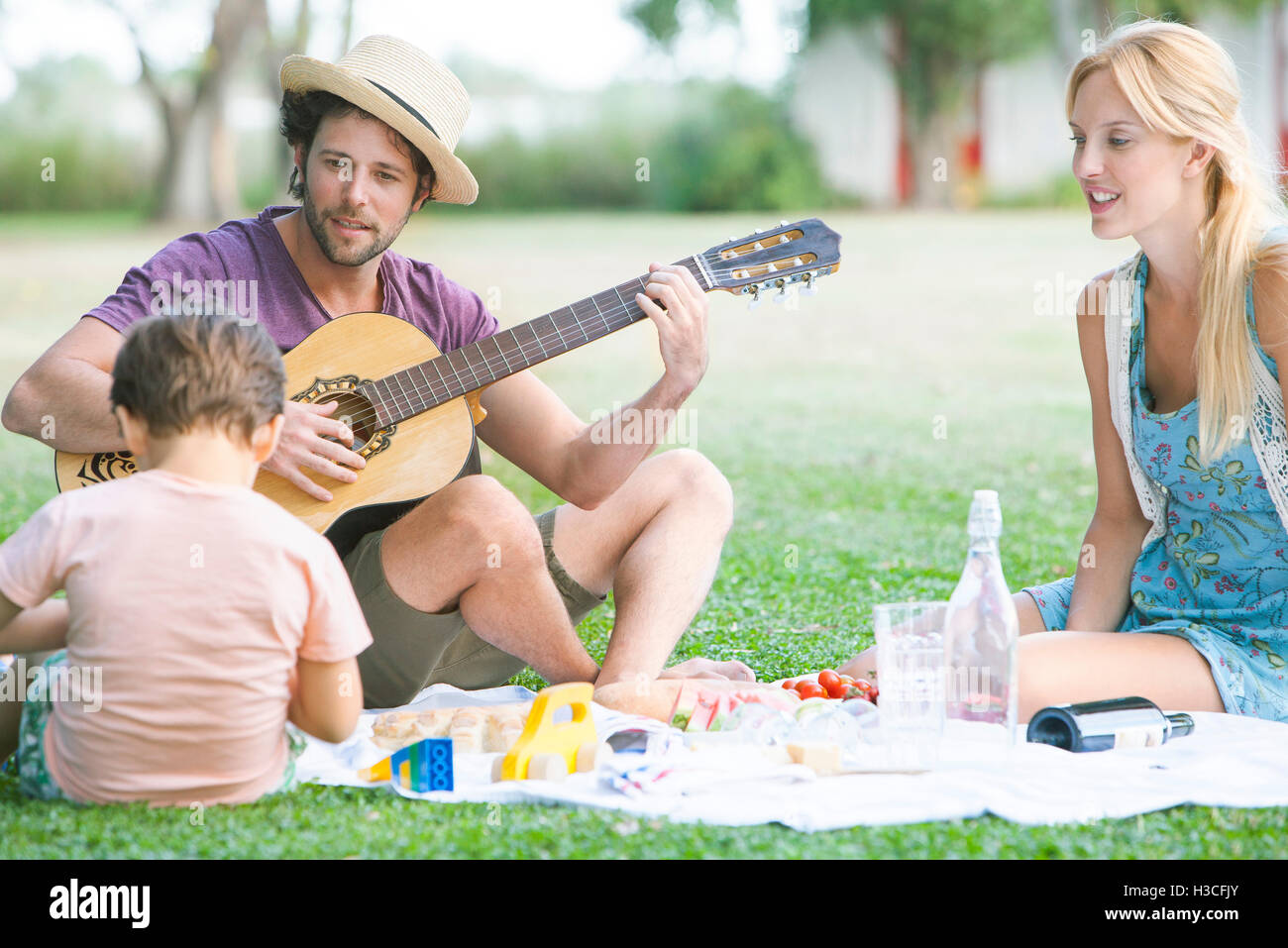 Family hanging out in home hi-res stock photography and images - Alamy