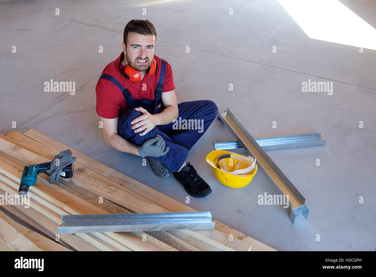 Hurt construction worker hi-res stock photography and images - Alamy