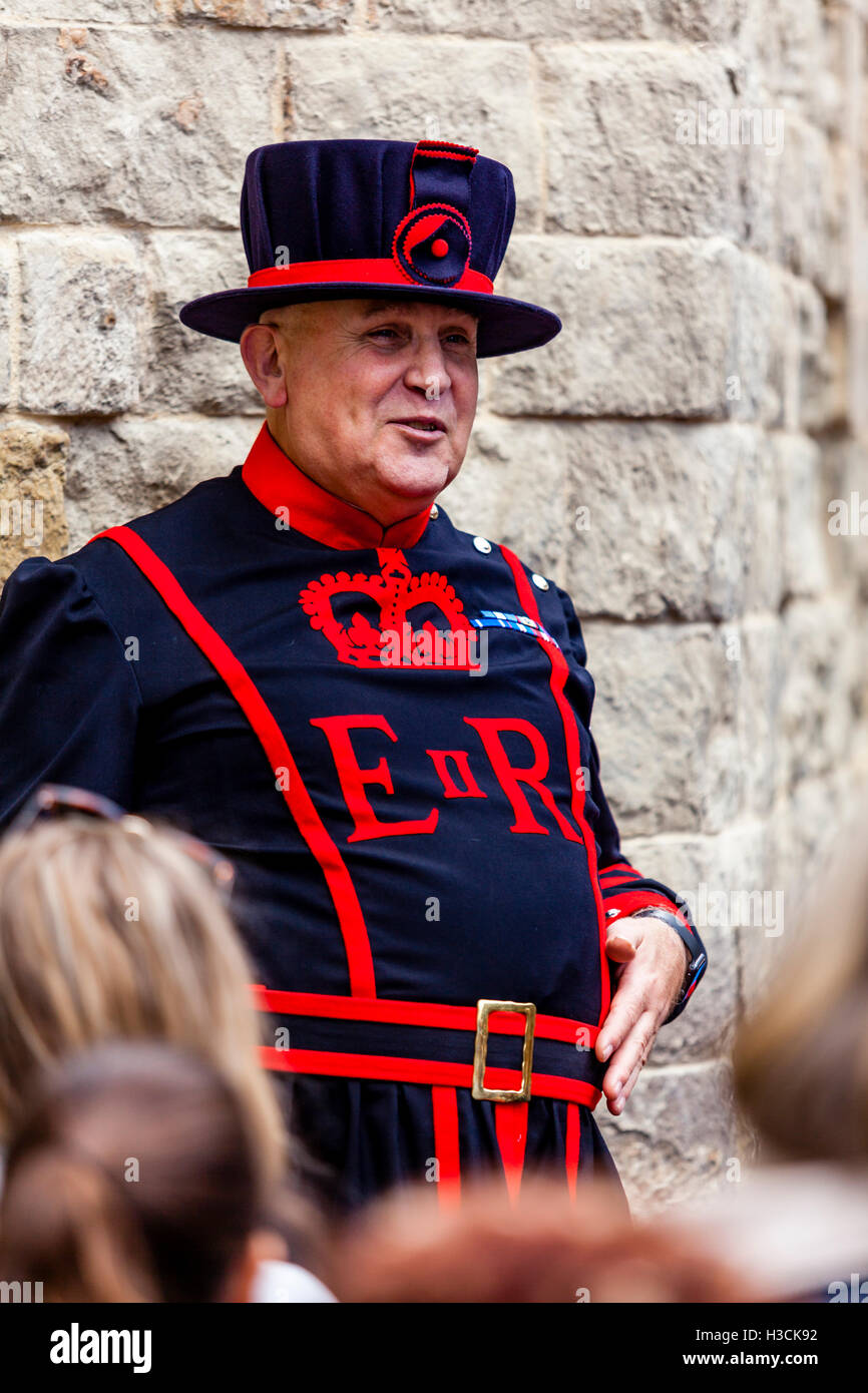 Yeoman warders hi-res stock photography and images - Alamy