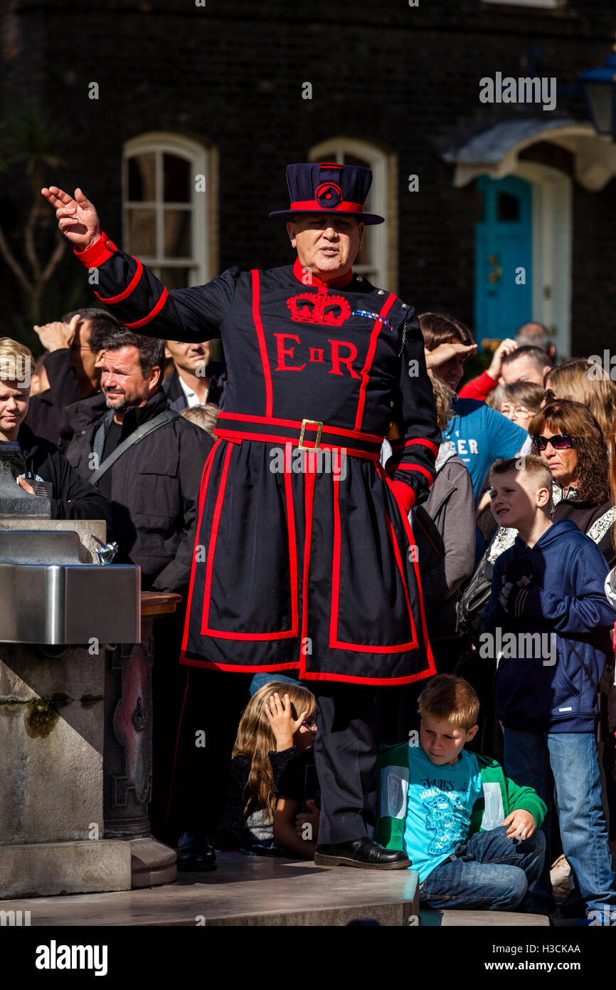 Beefeater uniform hi-res stock photography and images - Alamy