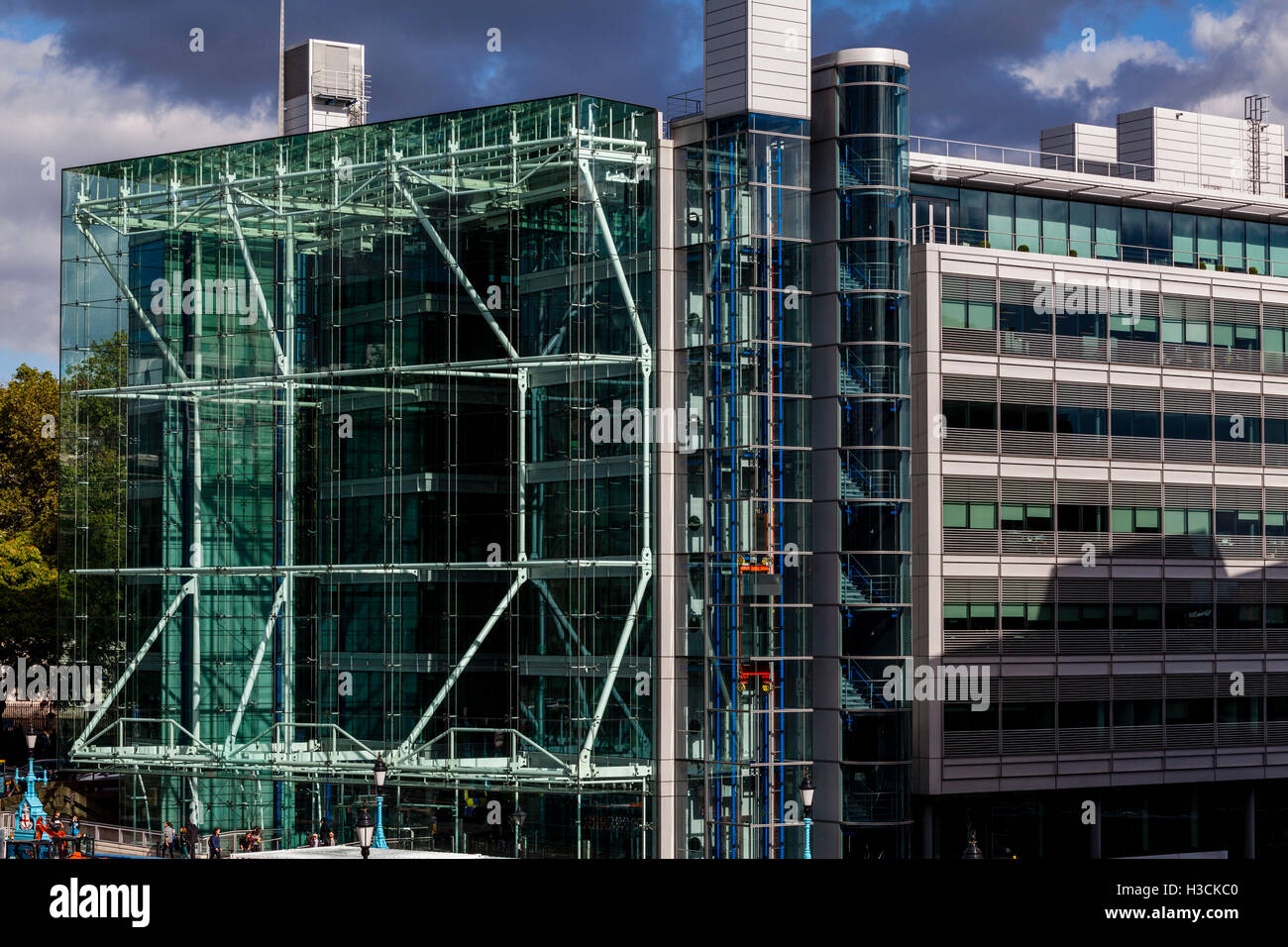 Tower bridge house office building hi-res stock photography and images ...