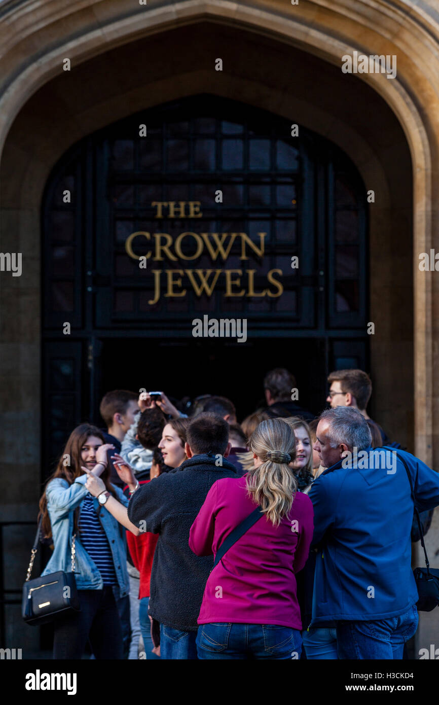 People Queue To See The Crown Jewels In The Jewel House At The Tower Of ...