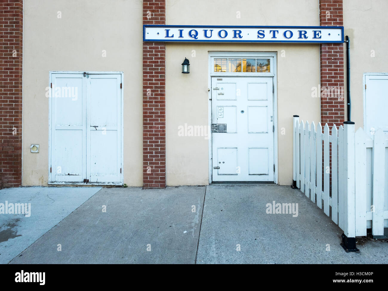 Facade of a liquor store hi-res stock photography and images - Alamy