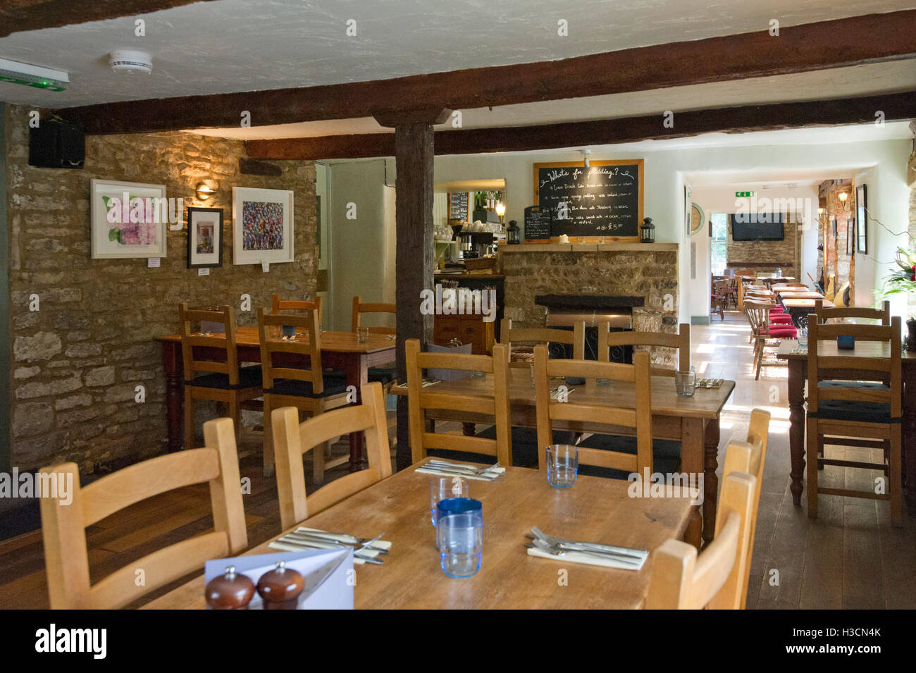 White hart inn restaurant hotel hi-res stock photography and images - Alamy