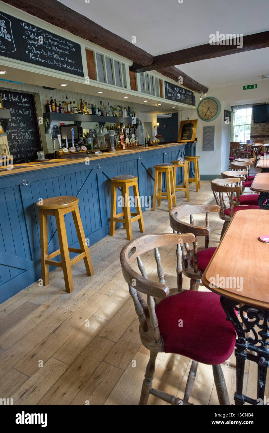 White hart hotel bar restaurant hi-res stock photography and images - Alamy
