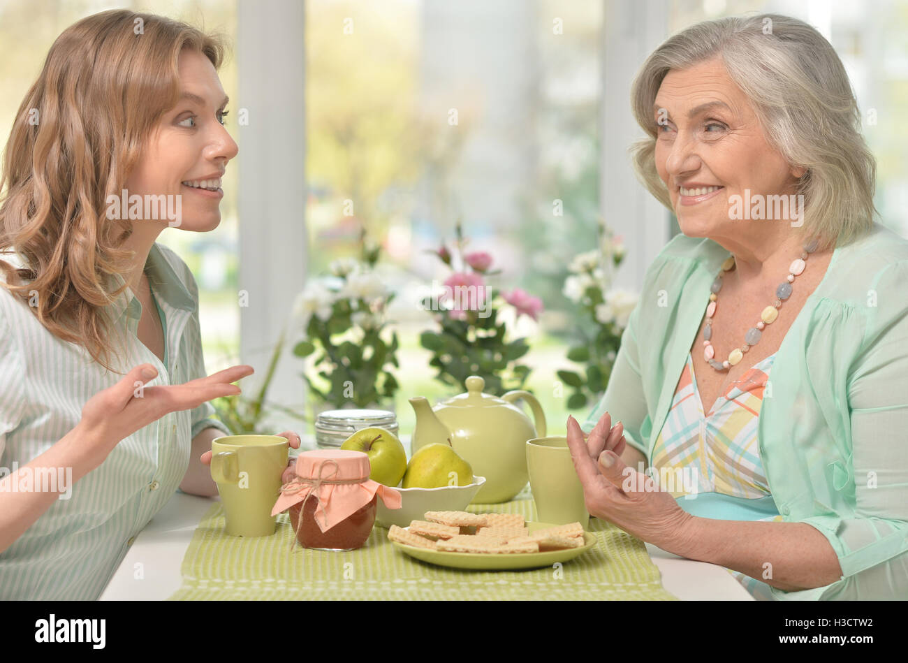 daughter with senior parents drinking tea Stock Photo - Alamy
