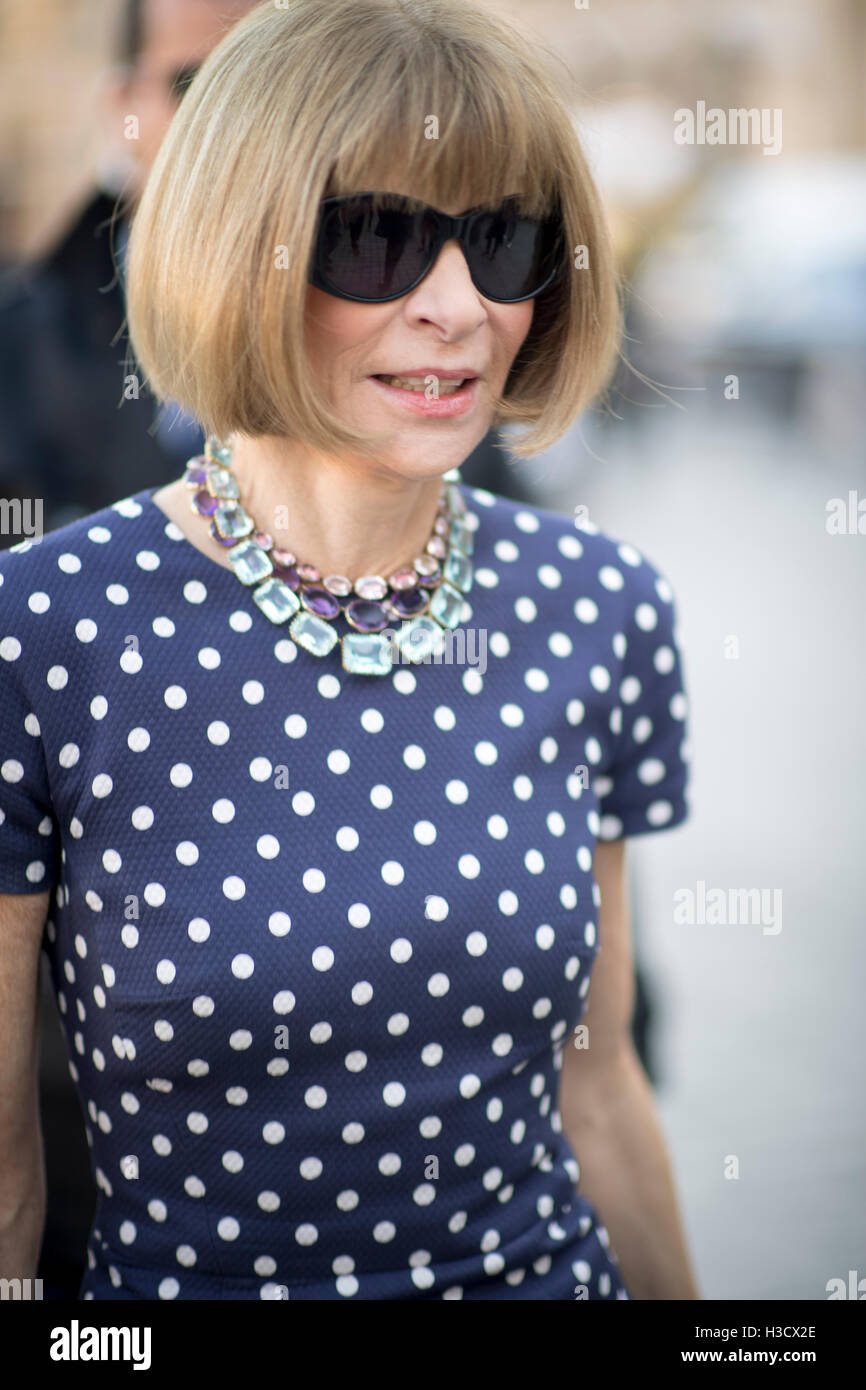 Vogue editor anna wintour arrives hi-res stock photography and images ...
