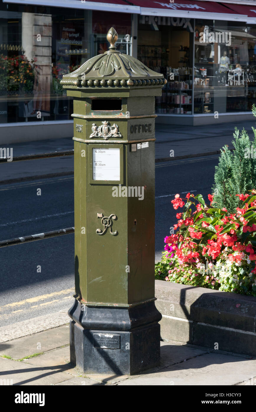 Green Victorian pillar box sited in Windsor, Berkshire Stock Photo - Alamy