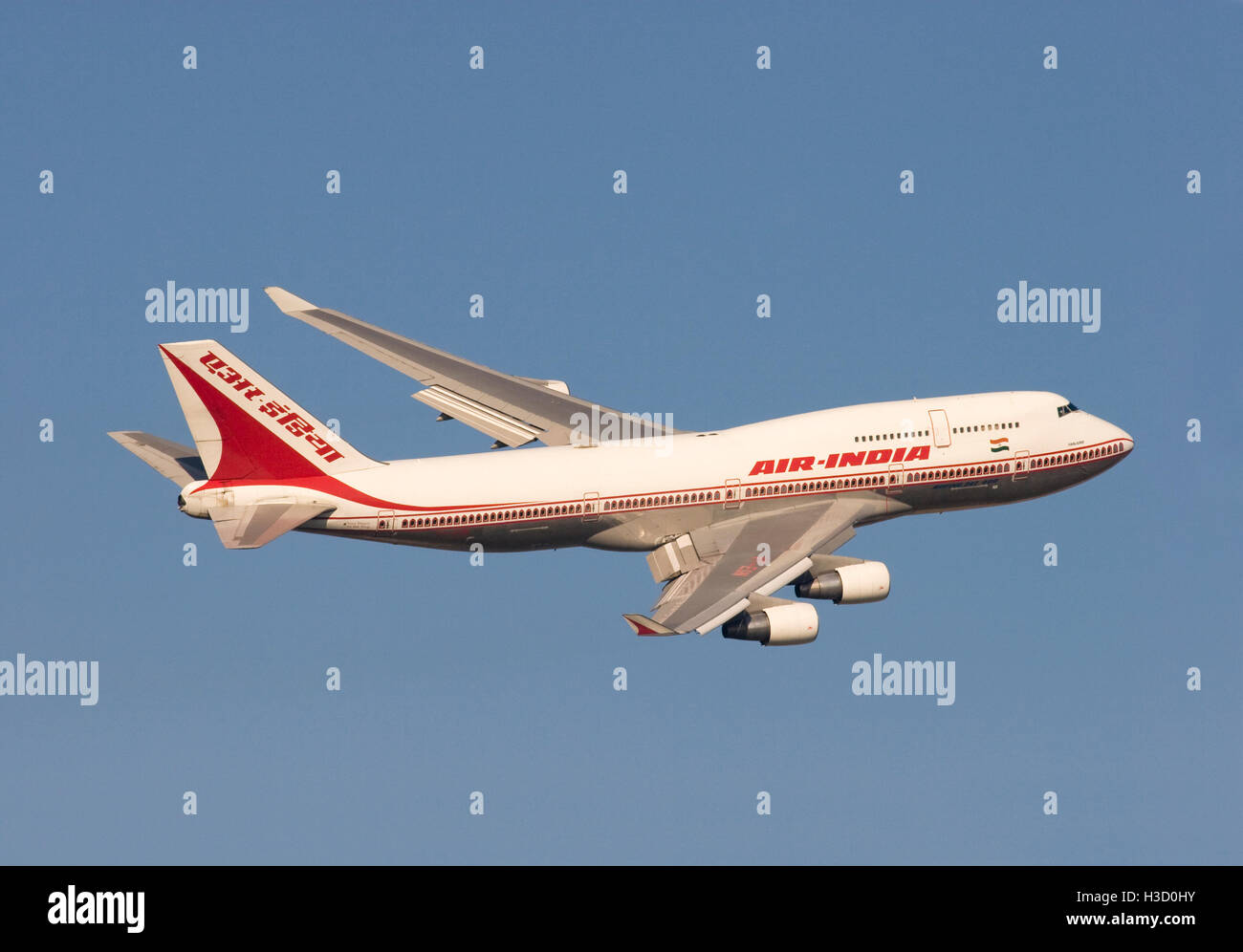 VT-ESN Air India Boeing 747-437 banking after taking off from London ...