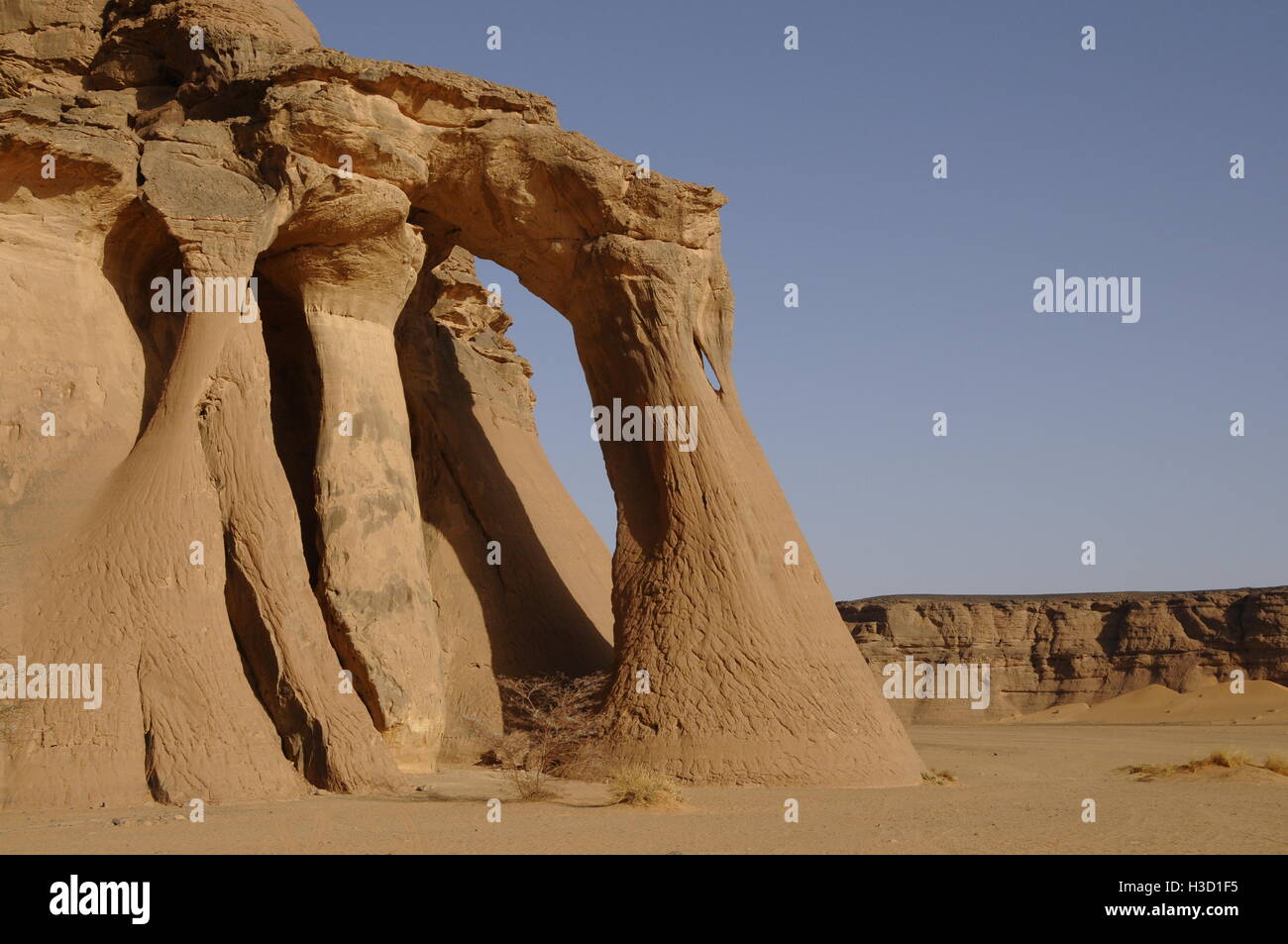 The incredible rock formation Tinhaliga Arch, Acacus Mountains, Sahara ...