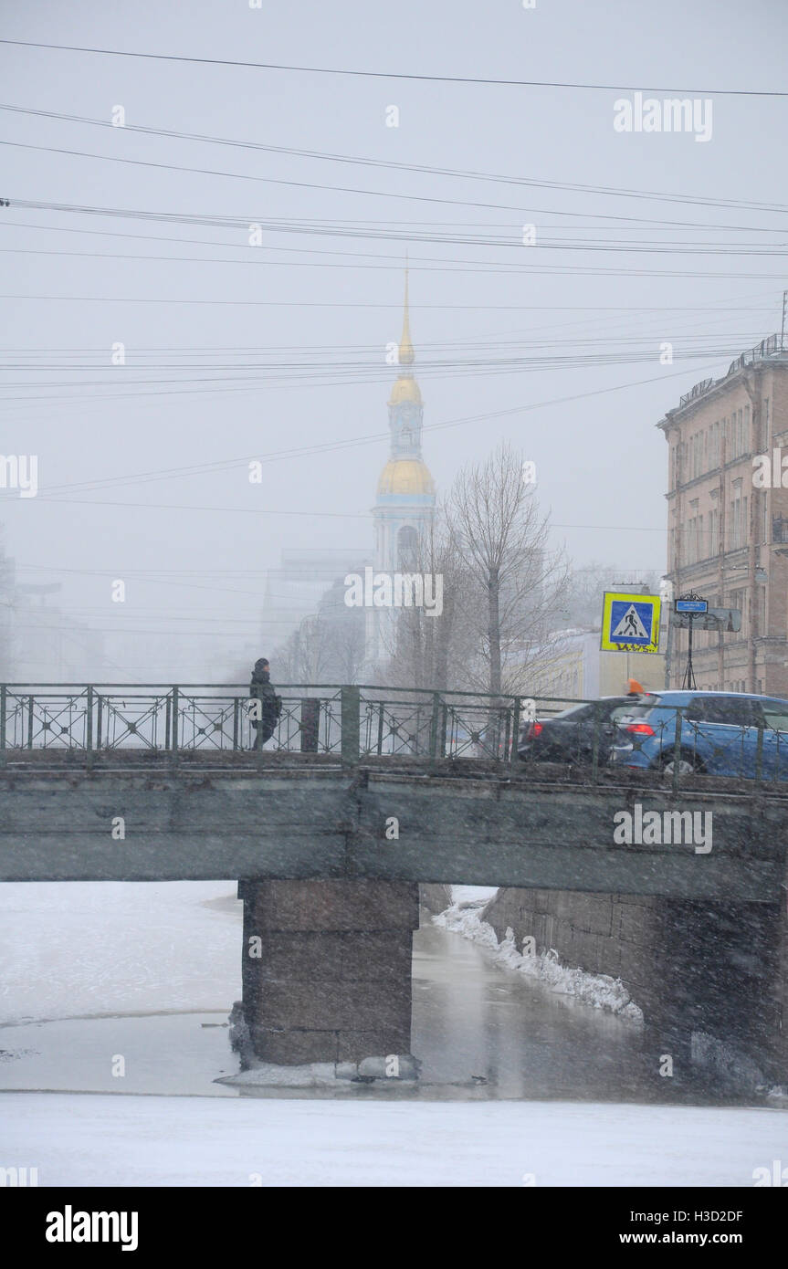 the February snowstorm in the city Stock Photo - Alamy