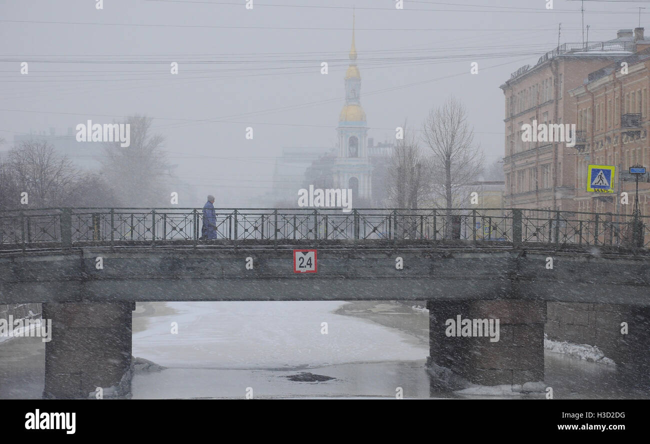 the February snowstorm in the city Stock Photo - Alamy