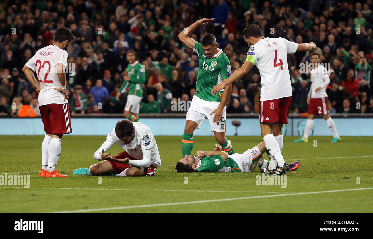 Clash of heads football hi-res stock photography and images - Alamy