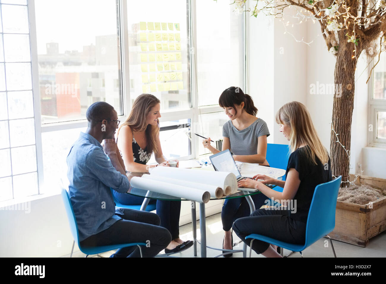 Asian african discussion table hi-res stock photography and images - Alamy