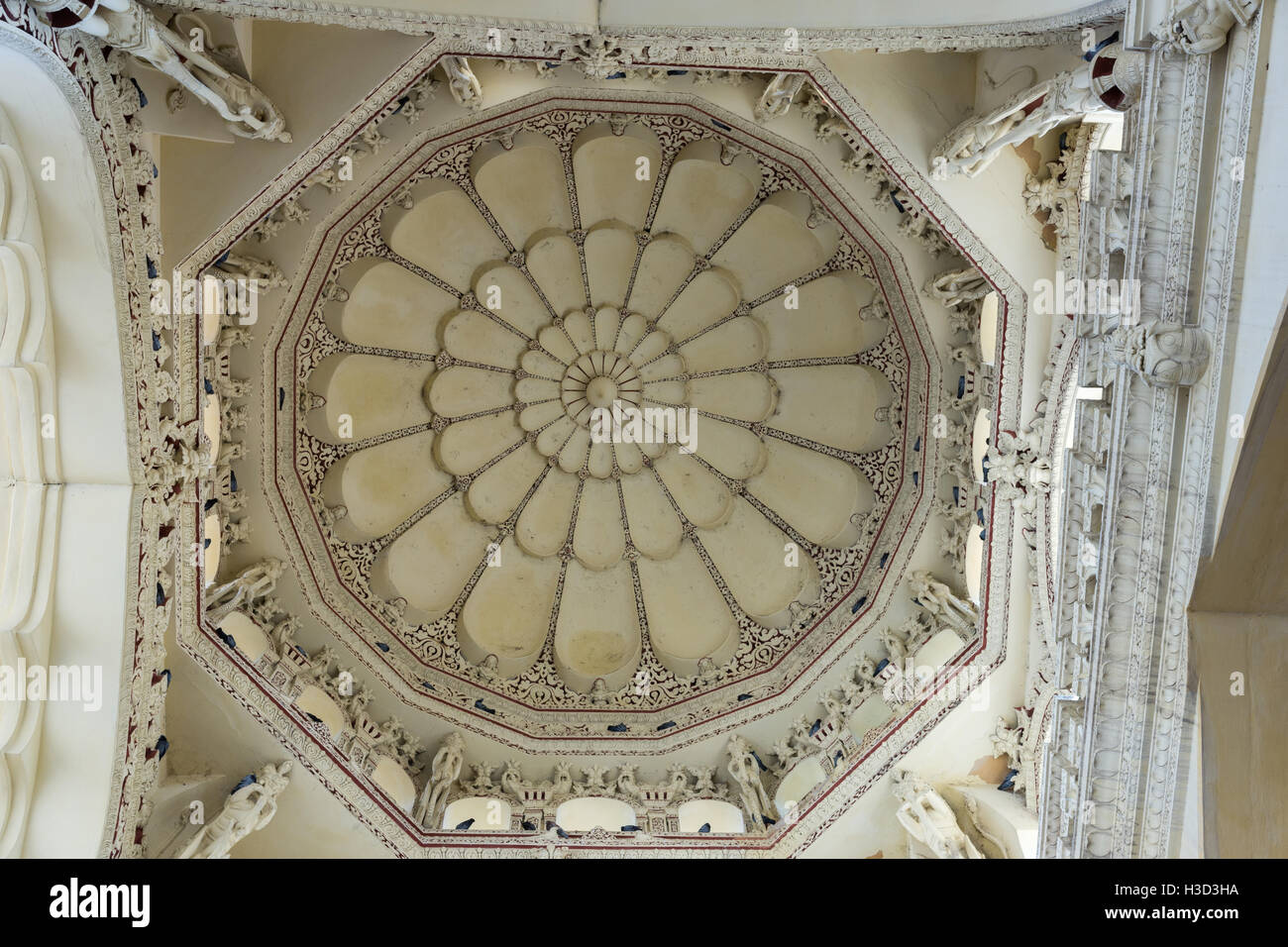 Dome shaped ornamental ceiling at Nayak Palace Stock Photo - Alamy