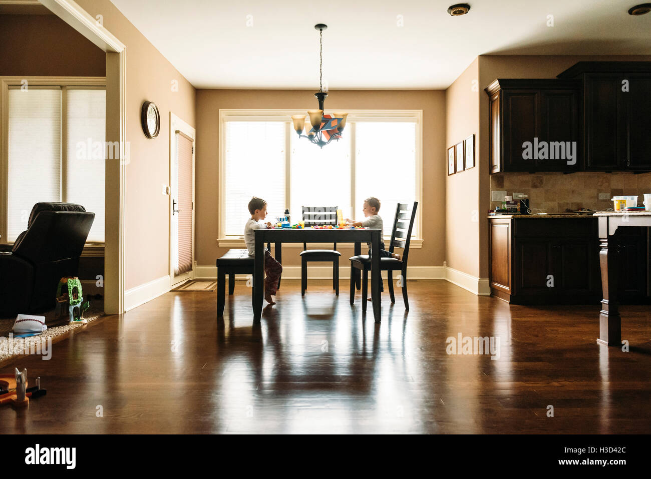 Boys sitting table hi-res stock photography and images - Alamy