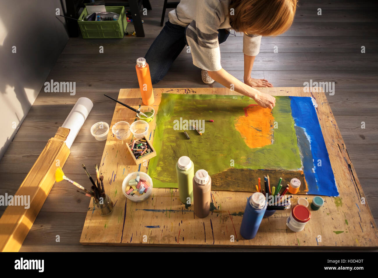 Woman paints on canvas hi-res stock photography and images - Alamy