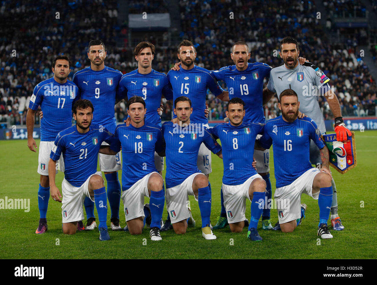 Turin, Italy. 06th Oct, 2016. Italy players, front row, from left ...