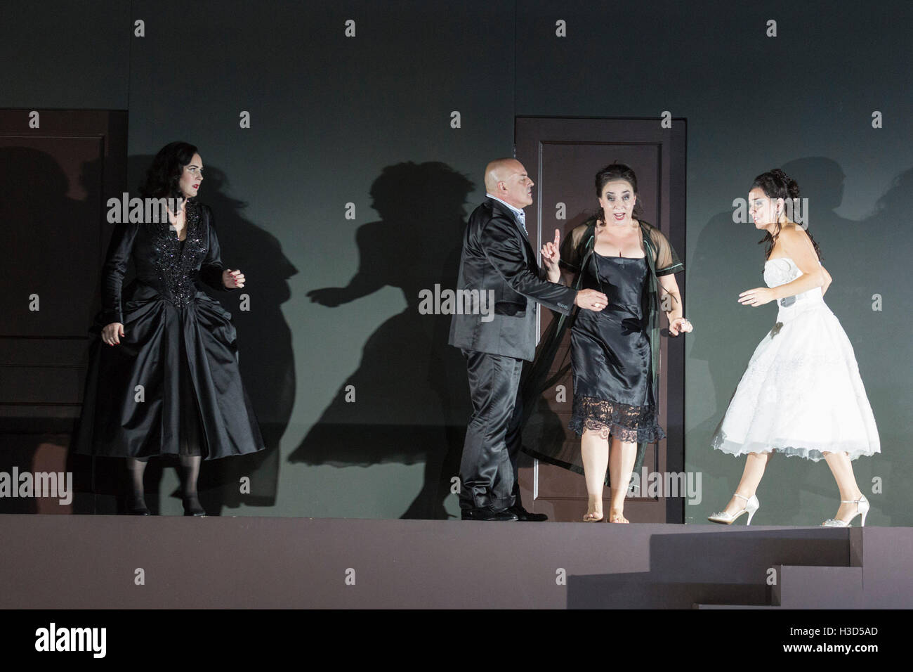 London, UK. 28 September 2016. L-R: Caitlin Lynch, Christopher Purves ...