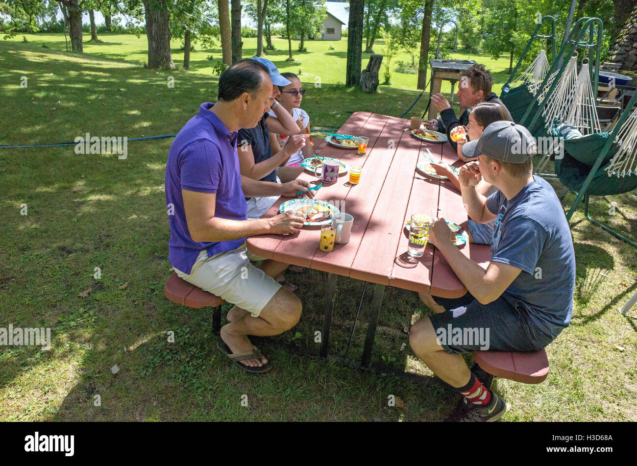 Picnic table park hi-res stock photography and images - Alamy