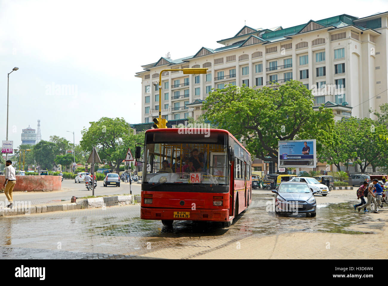 Bus on Jaipur city road Stock Photo - Alamy