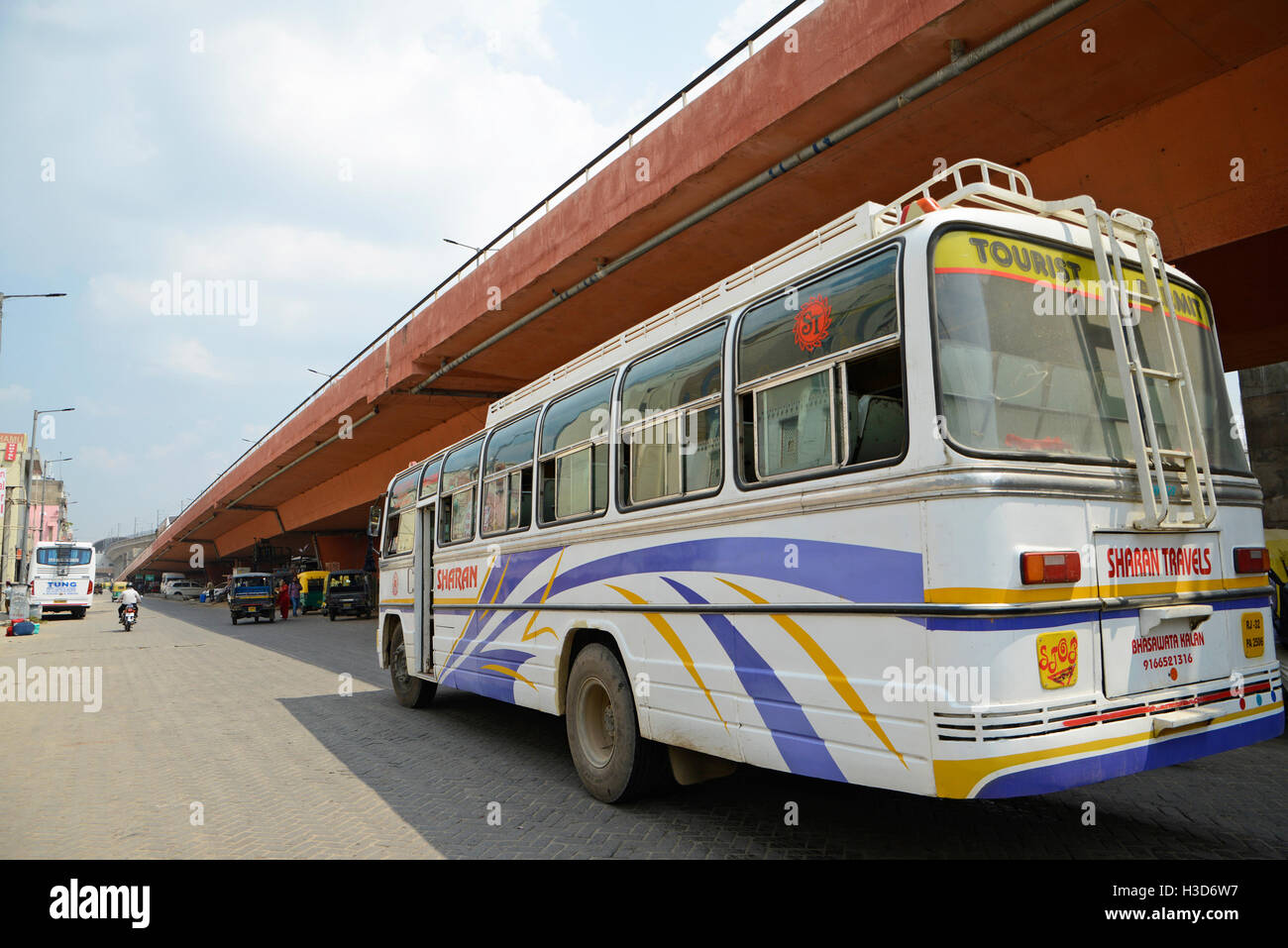 Bus on Jaipur city road Stock Photo - Alamy