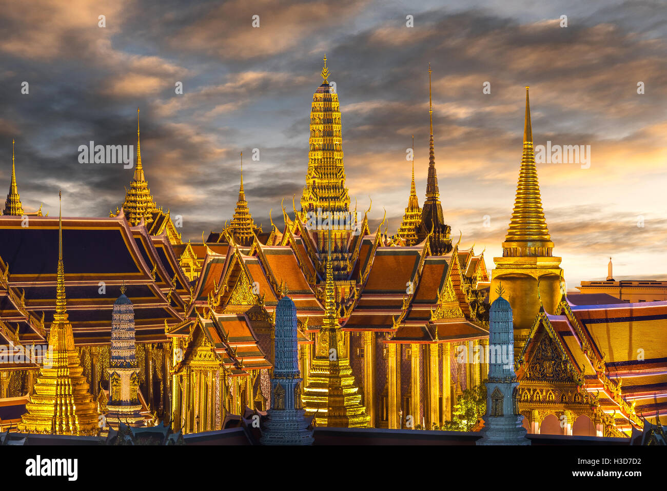Wat phra kaew tourist hi-res stock photography and images - Alamy