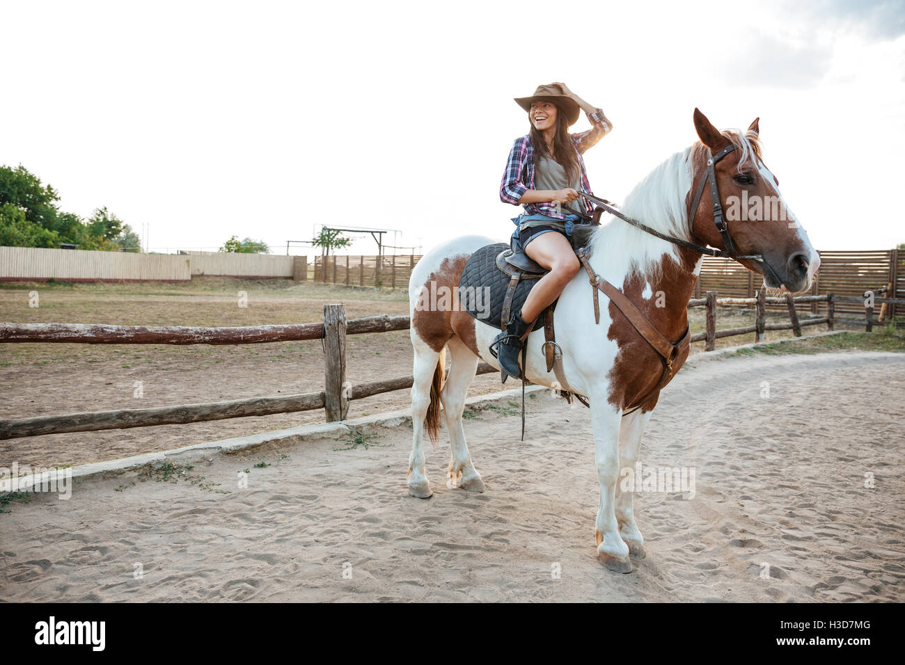 Smiling beautiful young woman cowgirl hi-res stock photography and ...