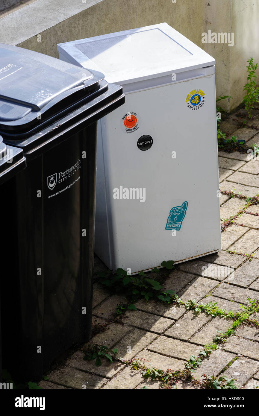 Dumped refrigerator hi-res stock photography and images - Alamy