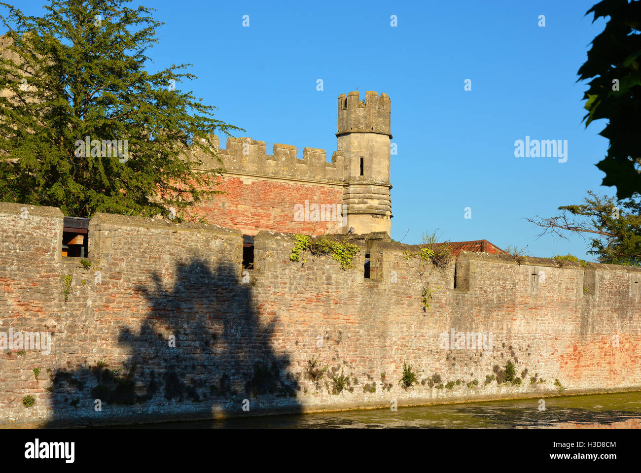 Bishops palace wall moat wells hi-res stock photography and images - Alamy