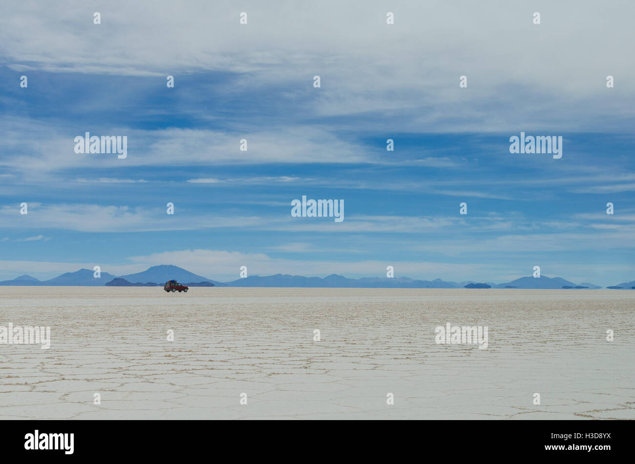 Car at Uyuni salt flats, in Bolivia Stock Photo - Alamy