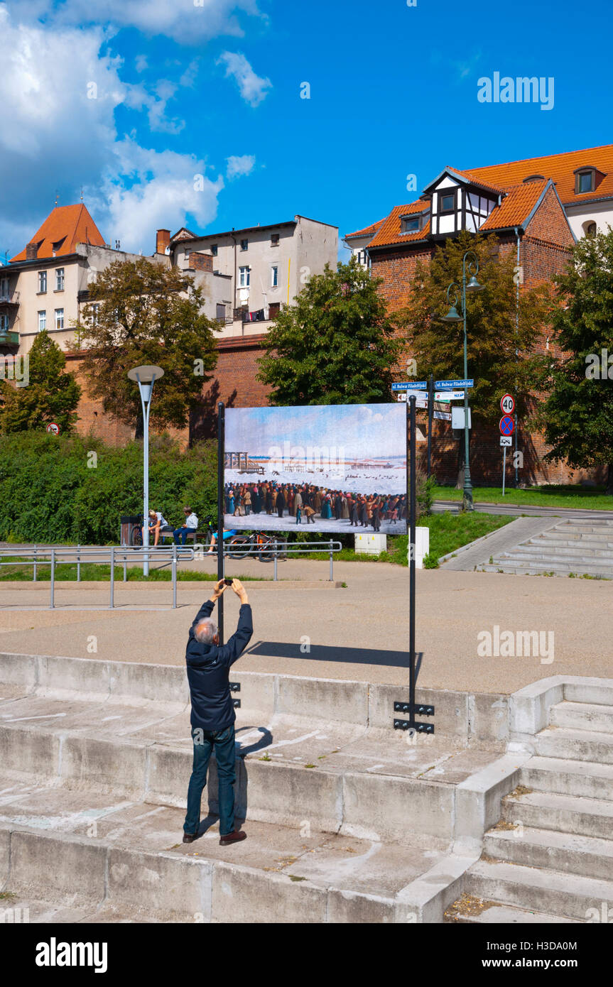 Tourist taking a photo of a painting, Bulwar Filadelfijski, Wisla ...