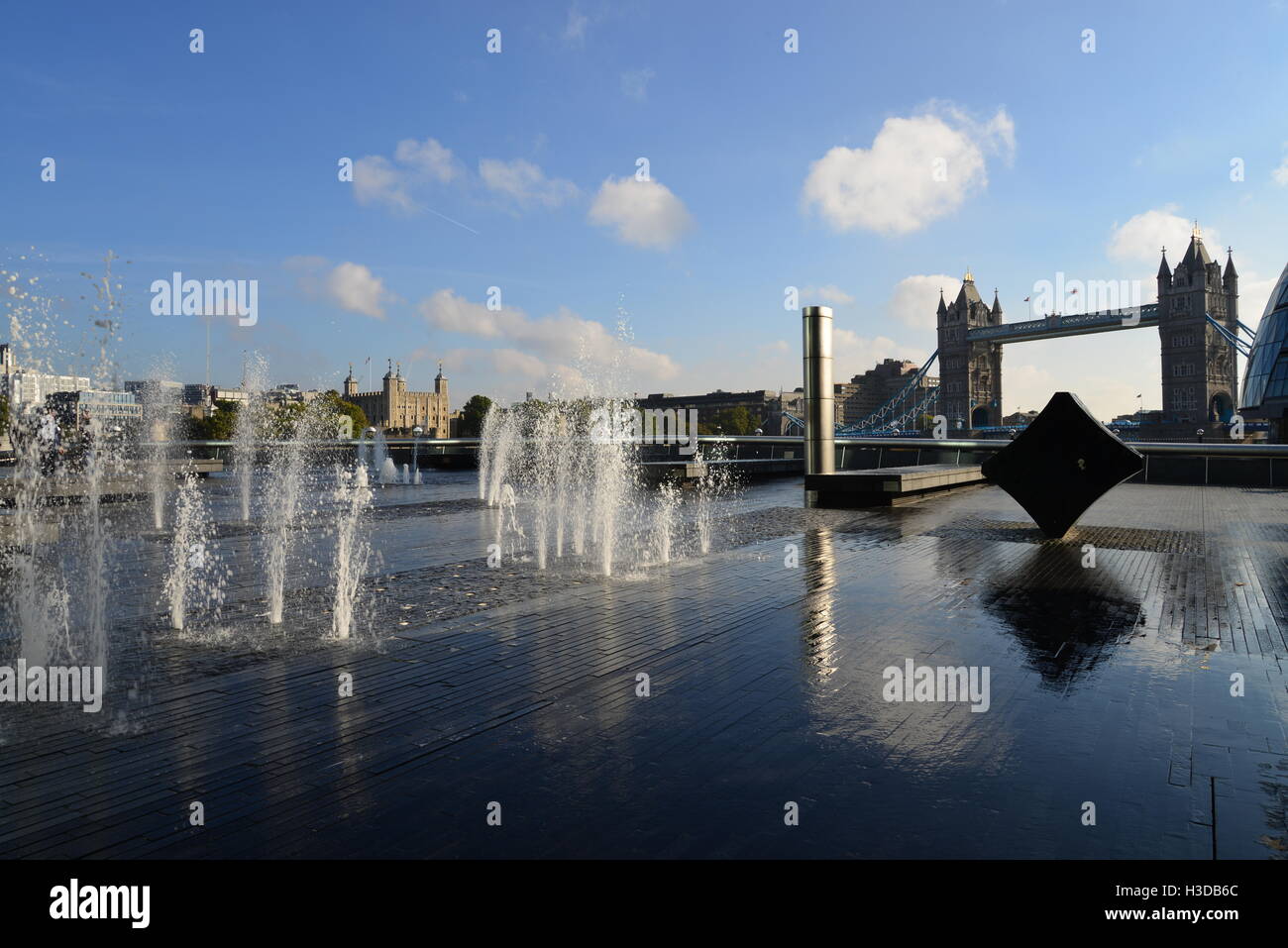 Tower of london from more london hi-res stock photography and images ...