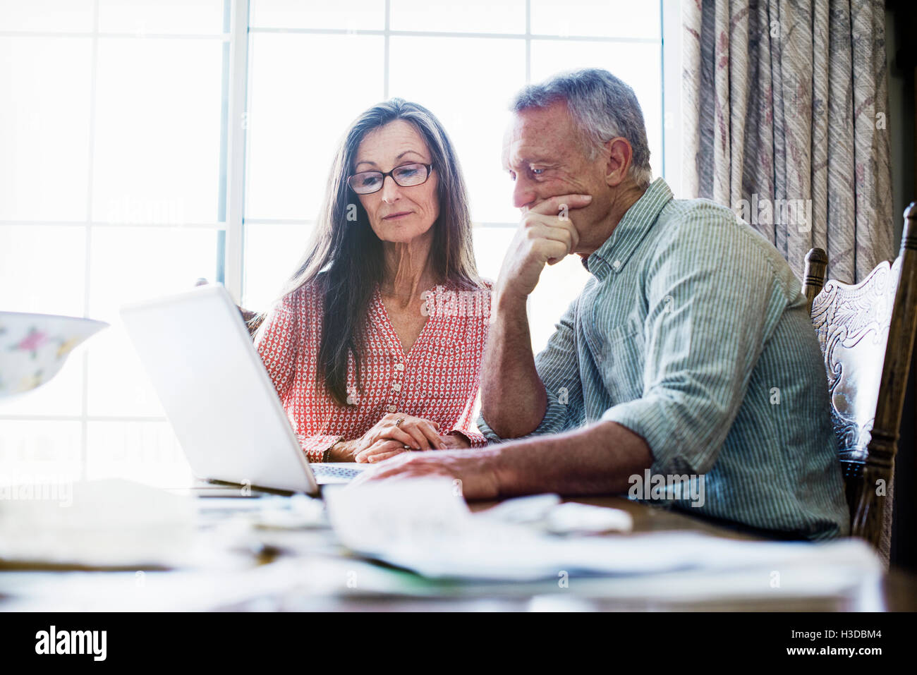 Couple sitting side by side at table hi-res stock photography and ...