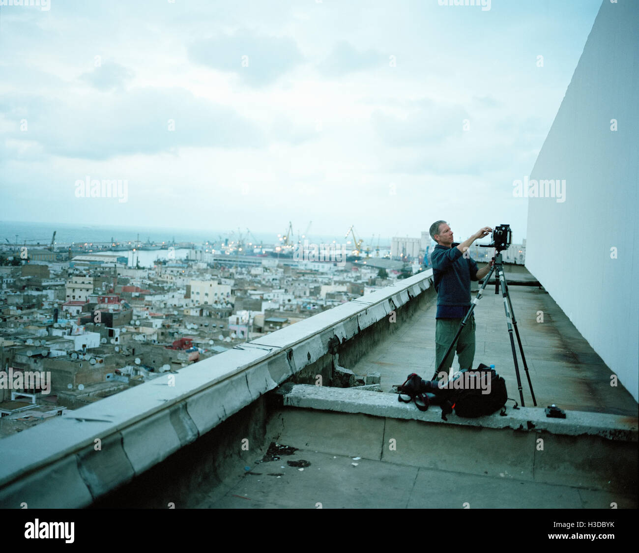 Man setting up camera equipment hi-res stock photography and images - Alamy