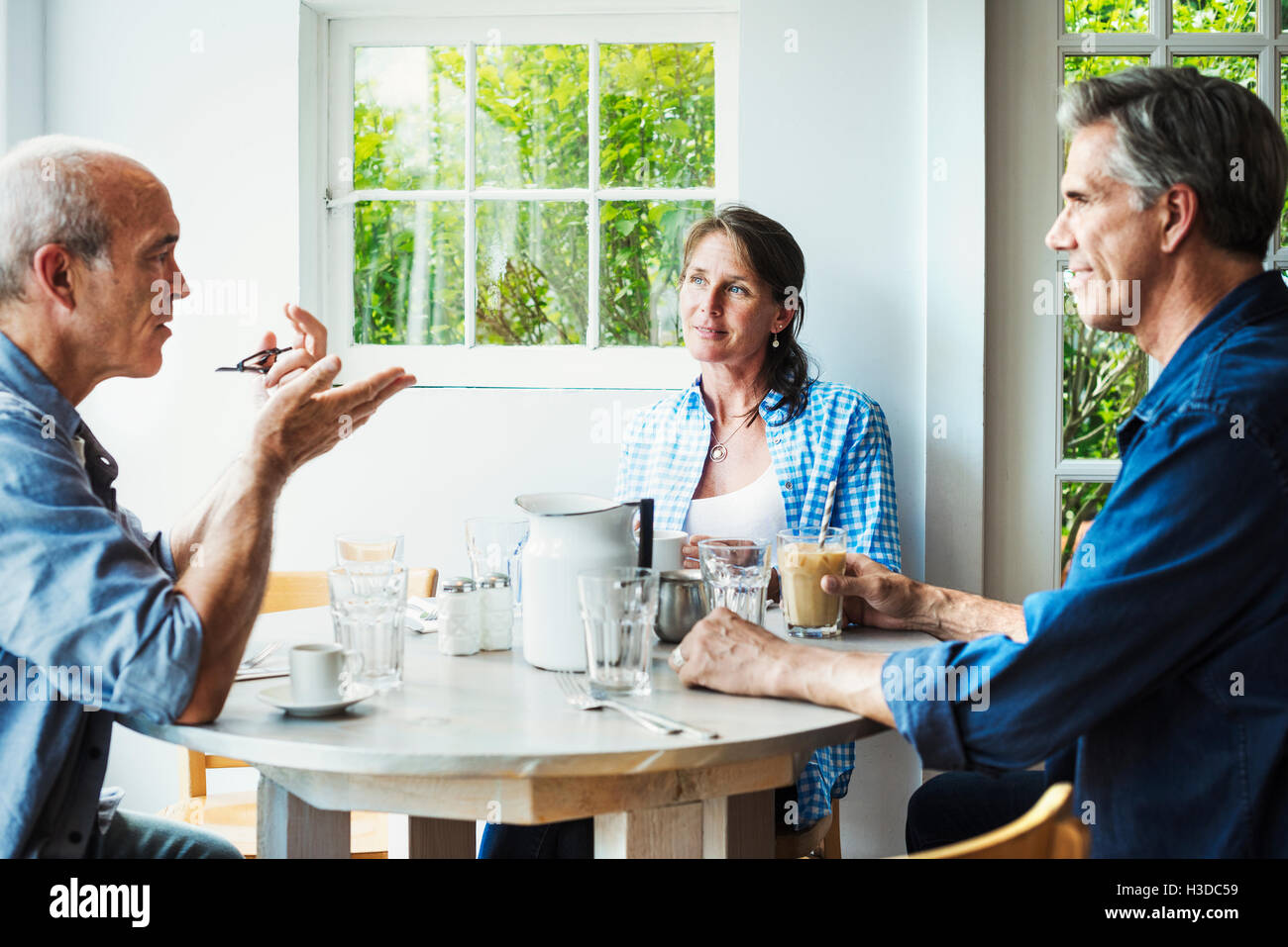 Two men seated at a table hi-res stock photography and images - Alamy