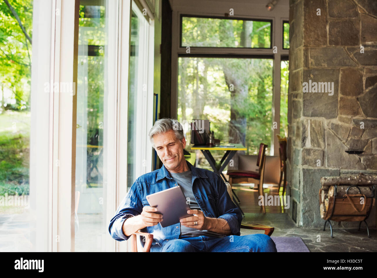 Seated reading hi-res stock photography and images - Alamy