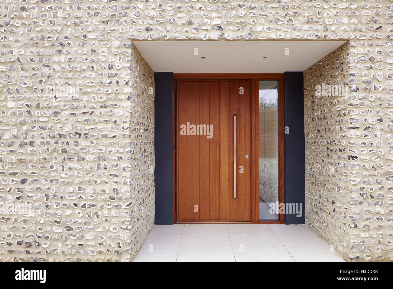 Door house side view hi-res stock photography and images - Alamy