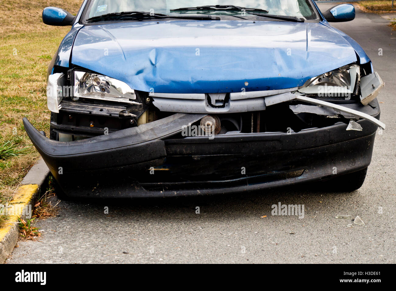 Crash damaged vehicle hi-res stock photography and images - Alamy