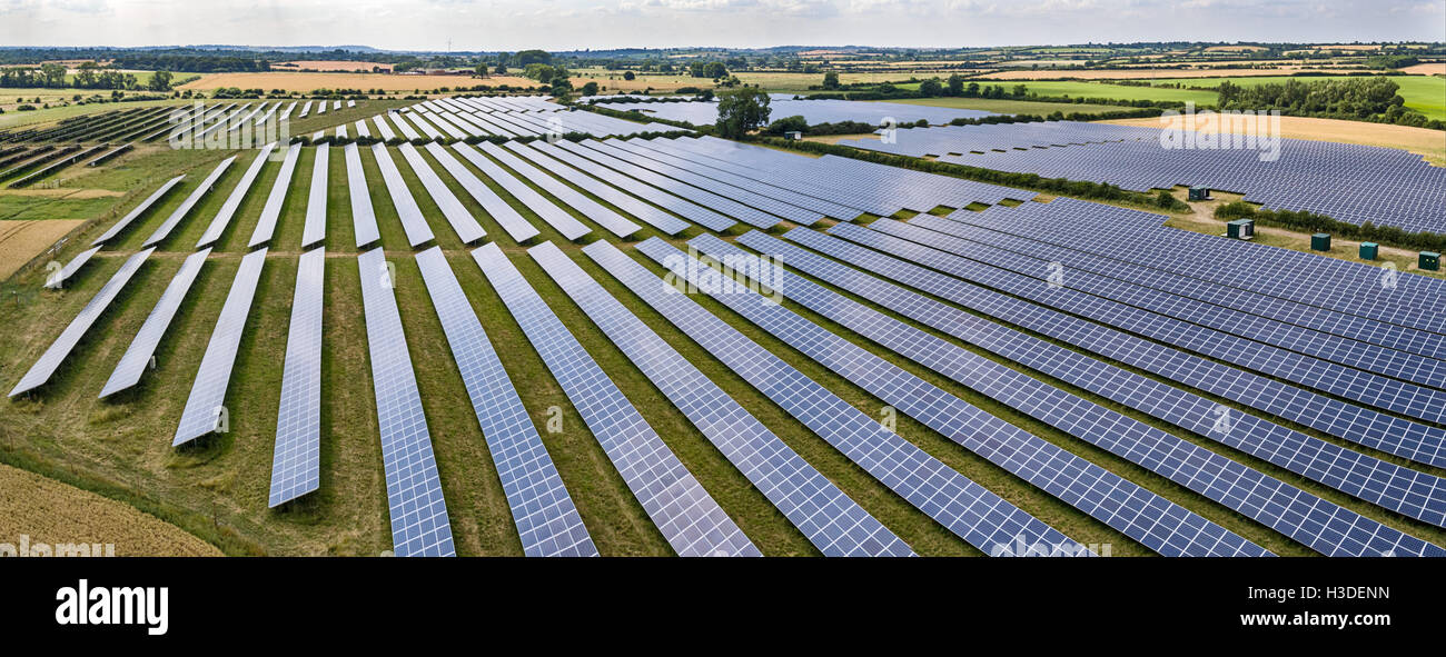 Solar farm uk hi-res stock photography and images - Alamy