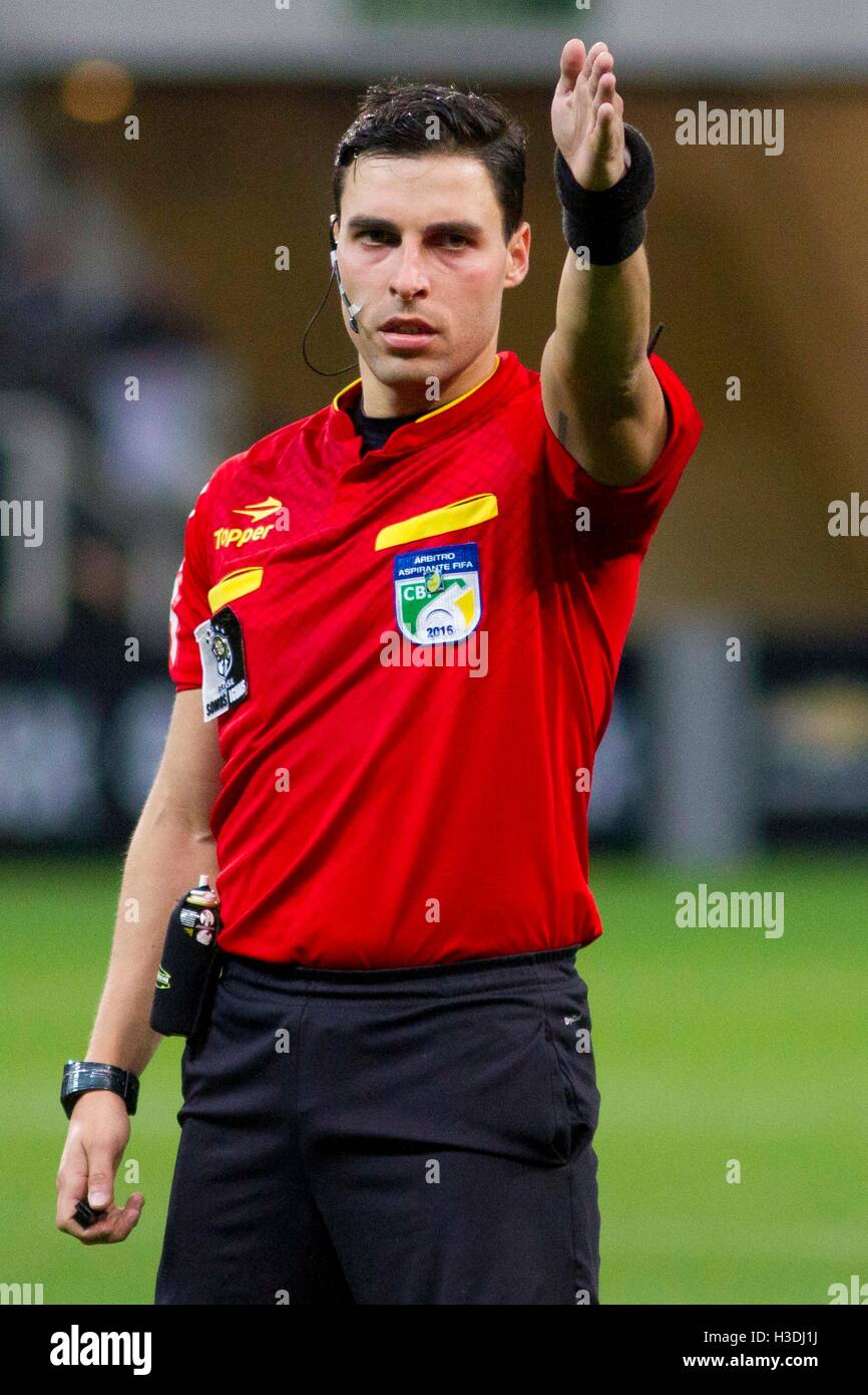 SÃO PAULO, SP - 05.10.2016: CORINTHIANS X ATLÉTICO MINEIRO - Referee ...