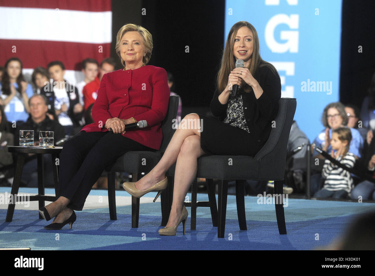 Hillary and chelsea clinton hi-res stock photography and images - Alamy
