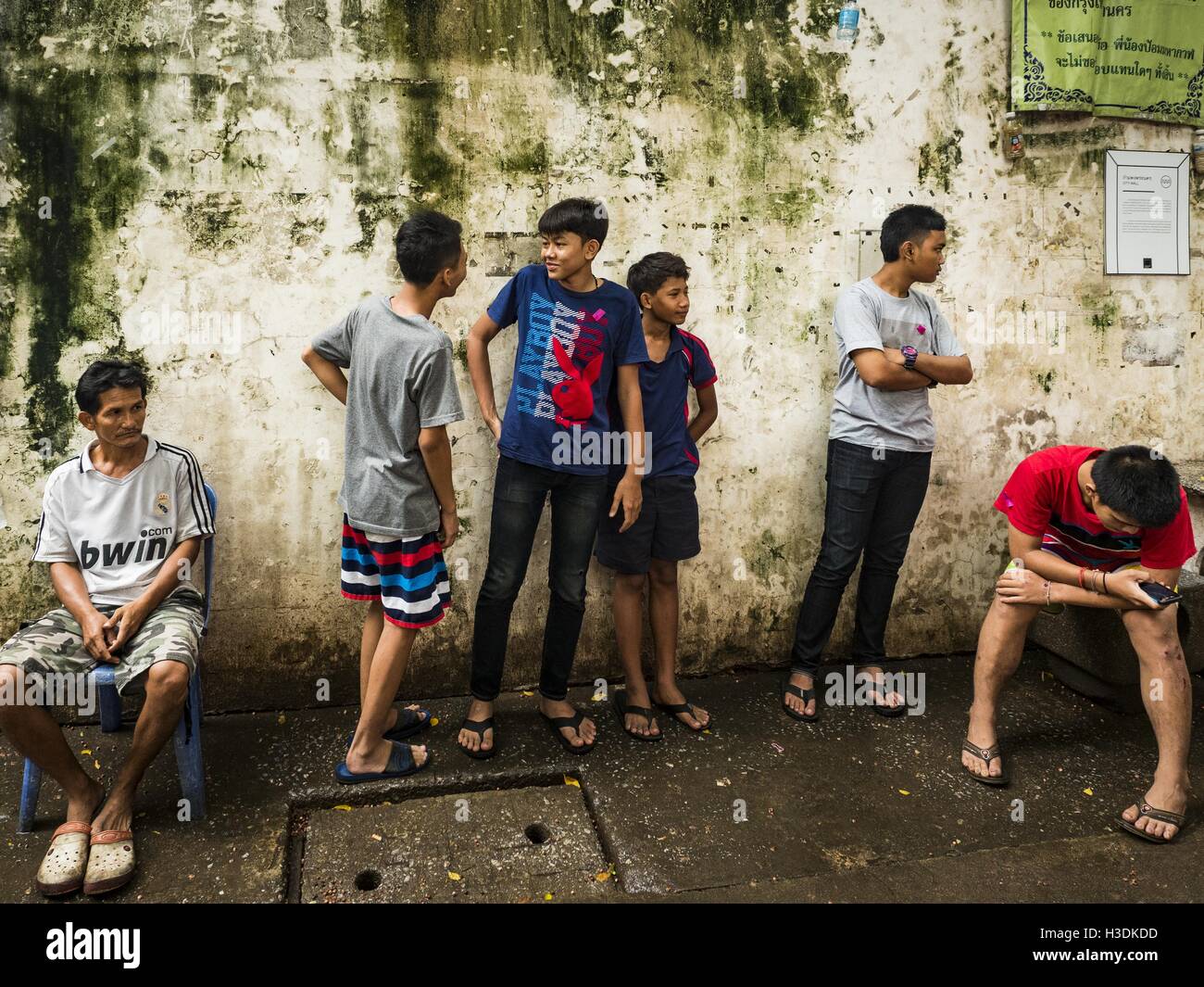 Bangkok, Bangkok, Thailand. 6th Oct, 2016. Residents of Pom Mahakan ...