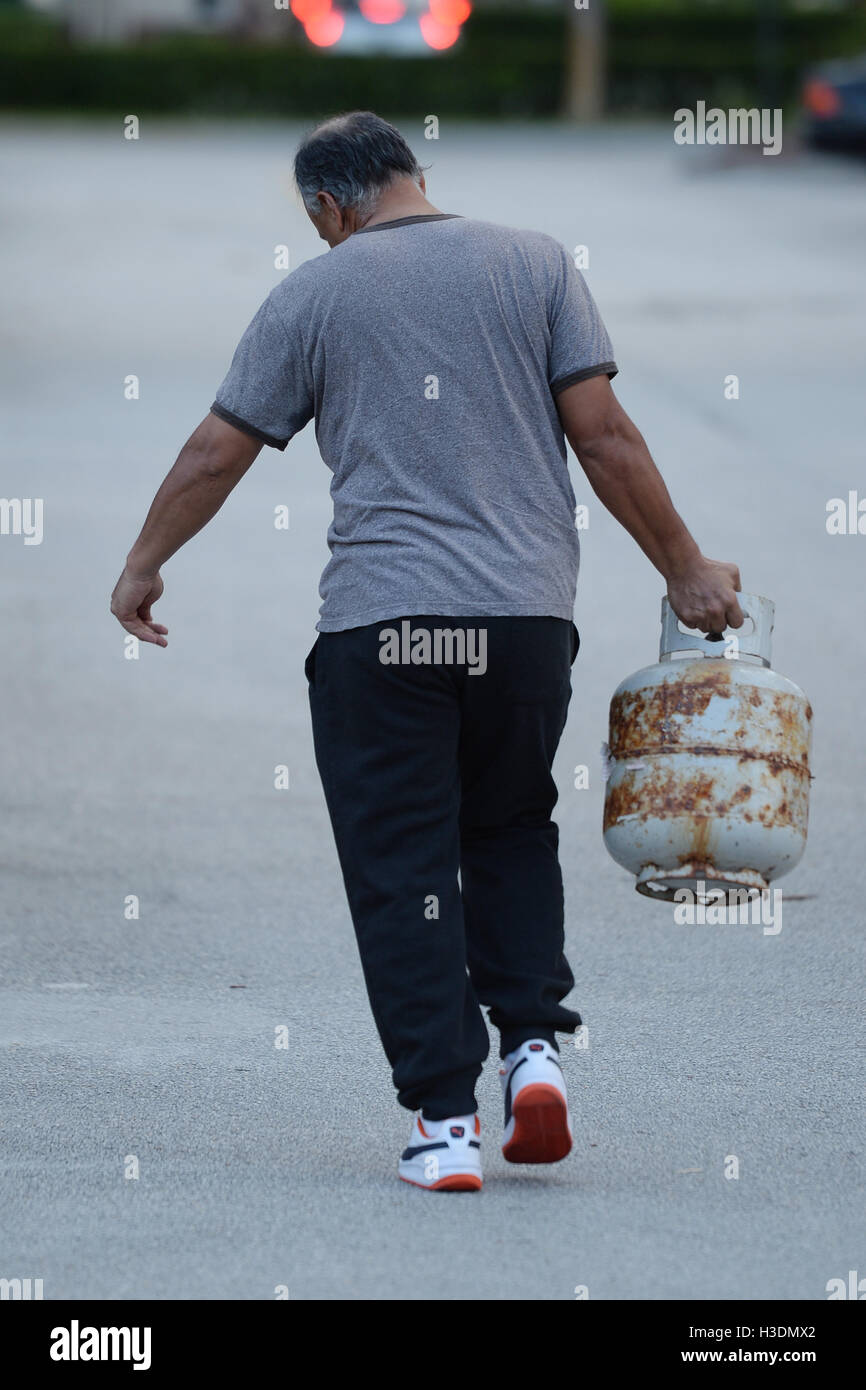Coconut Creek, Florida, USA. 5th October, 2016. People stock up on ...