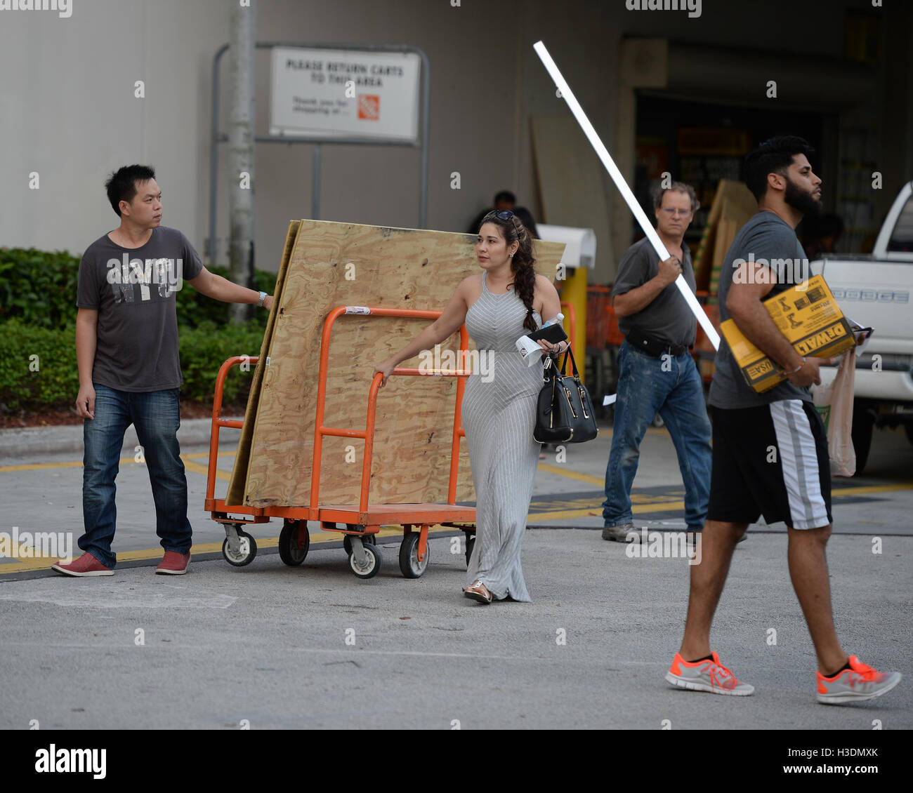 Coconut Creek, Florida, USA. 5th October, 2016. People stock up on ...