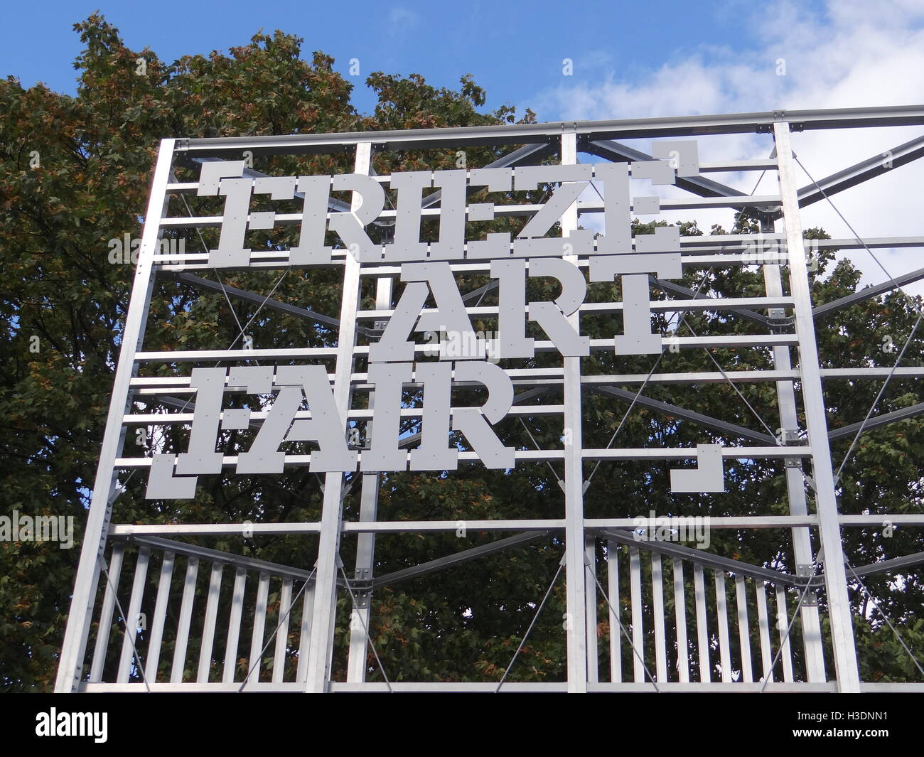 London, UK. 6th Oct, 2016. Frieze Art Fair opens its doors in London ...