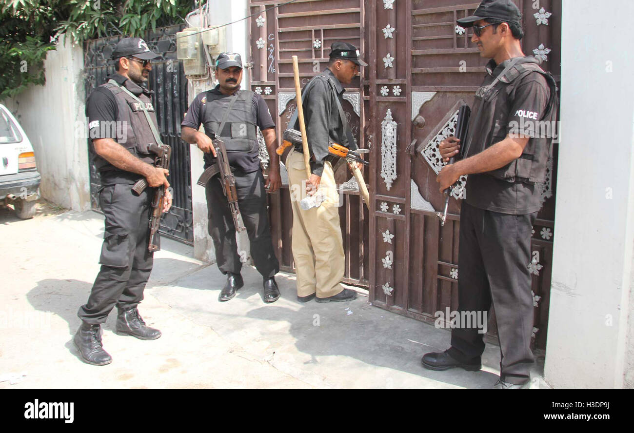 Pakistan. 6th October, 2016.Police cordon off the house from where the ...
