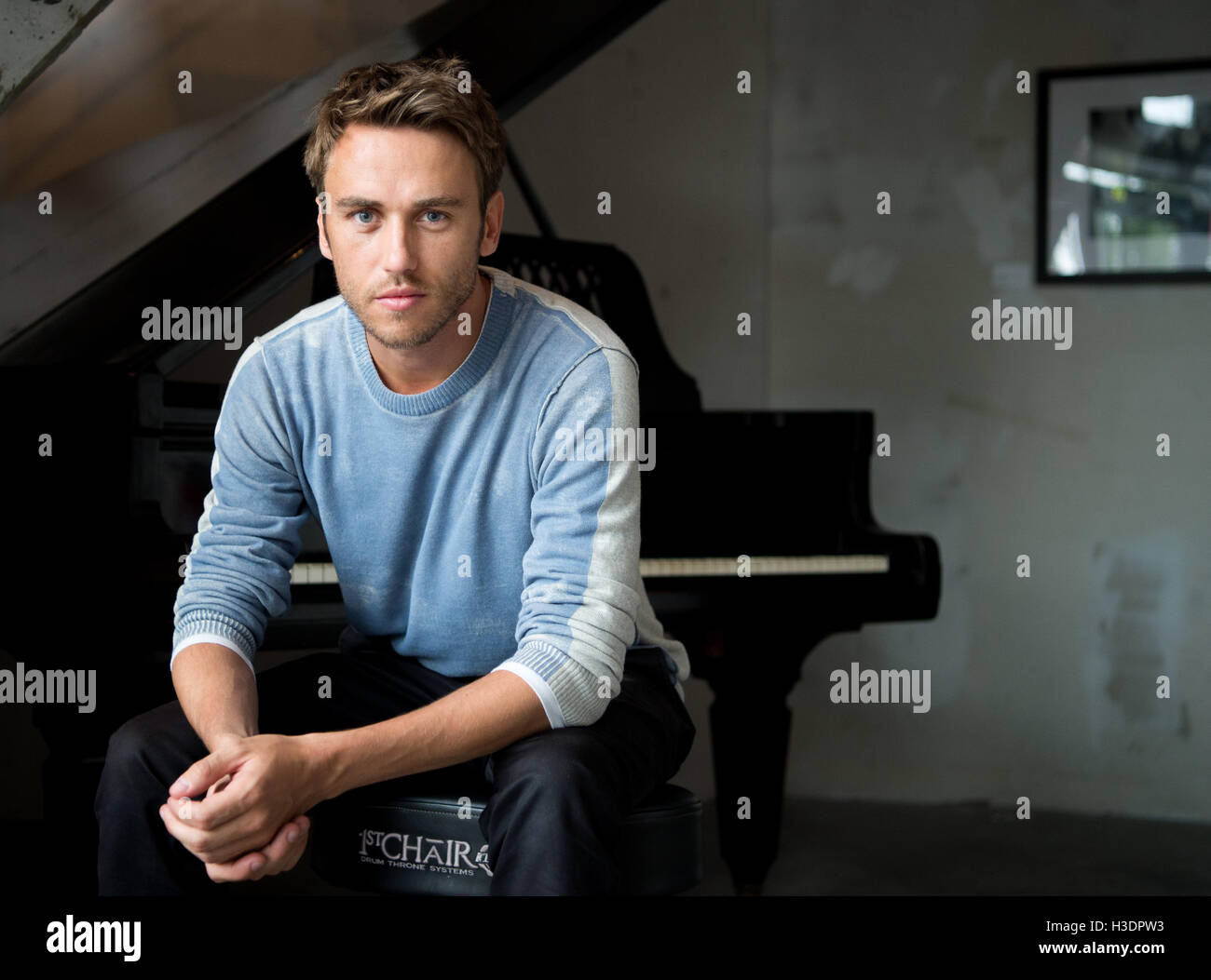 Berlin, Germany. 06th Oct, 2016. German singer Clueso (Thomas Huebner ...